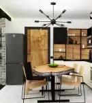 Kontrastný nábytok v kuchyni v štýle podkrovia