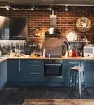 Mėlynos palėpės stiliaus ausinės virtuvėje