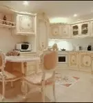 Elegantný nábytok v kuchyni v štýle rokoka