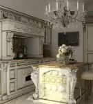 Barokový pozlátený nábytok v kuchyni