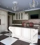 Baroko virtuvės interjeras su geometriniu modeliu ant grindų