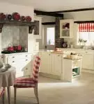 Biela krajina kuchyňa s červeným dekorom