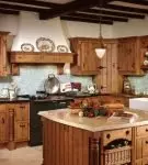 Medinės šalies baldai virtuvėje