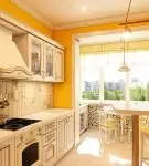 厨房普罗旺斯明亮的墙壁和明亮的家具
