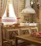 餐桌在俄罗斯风格的厨房里