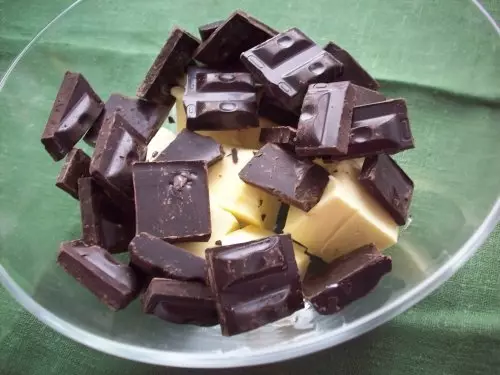 ایک گلاس کٹورا میں مکھن اور سیاہ چاکلیٹ کے ٹکڑے ٹکڑے