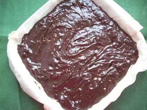 خمیر شکلات در فرم برای پخت