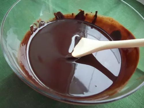 Çokollata e shkrirë në një tas xhami