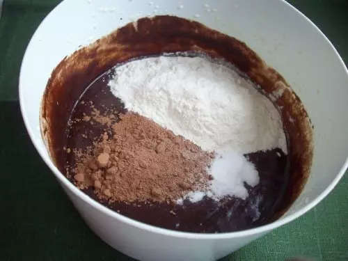 Брашно и какао у посуди са чоколадном смешом