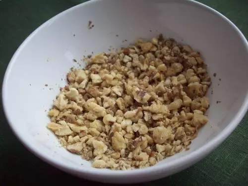 Grinding coretan walnut dina mangkok