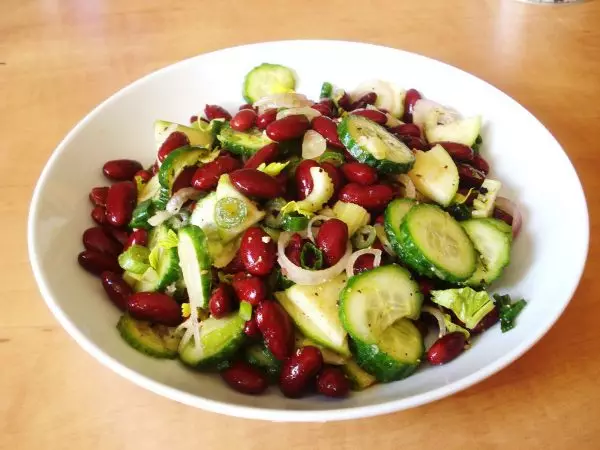 Salad dengan kacang dan sayuran segar