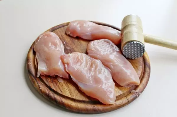 Saláta csirkemellel és pekingi káposztával: egyszerű lépésenkénti recept fényképekkel és videóval