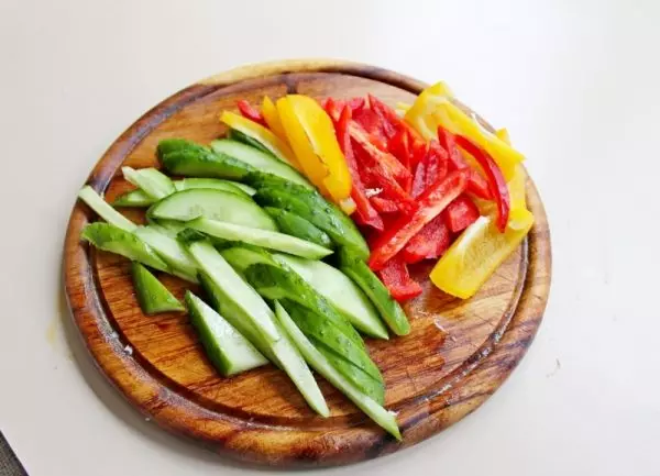 Hiwa na may mga sariwang pipino at matamis na peppers