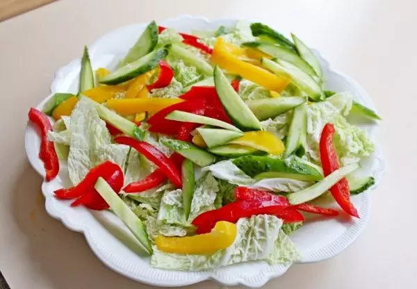Pekingkål och hackade halm färska grönsaker på en stor tallrik