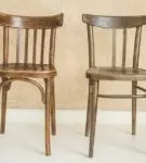 پرانے لکڑی کی کرسیاں