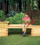 I-Garden Bench ihlotshiswe ngezimbali