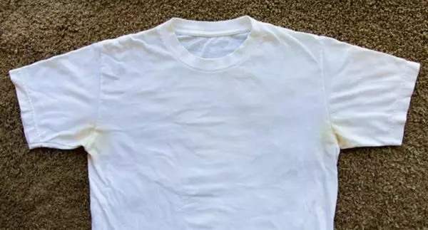 Pot flekker, gjenværende på en t-skjorte etter vask