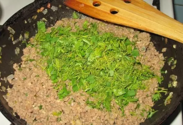 Röstitud liha hakkliha ja peeneks hakitud värske rohelised pannil