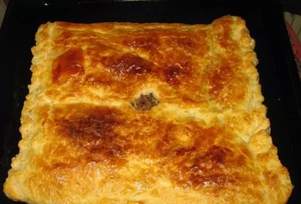 လူအပေါ် puff pastry မှအသားနှင့်အတူအဆင်သင့် pie အဆင်သင့်