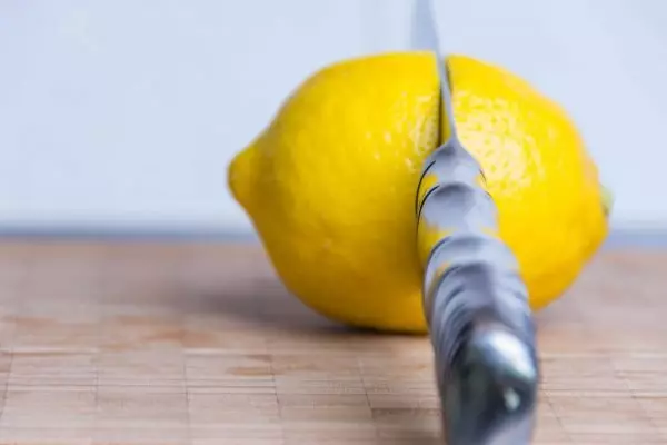 Nož v limoni na mizi
