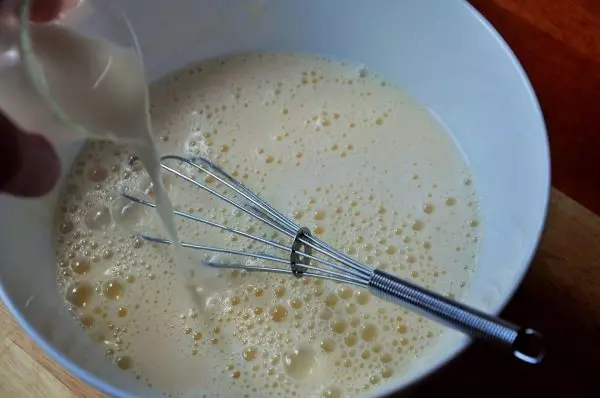 Maidon lisääminen keltuaisiin