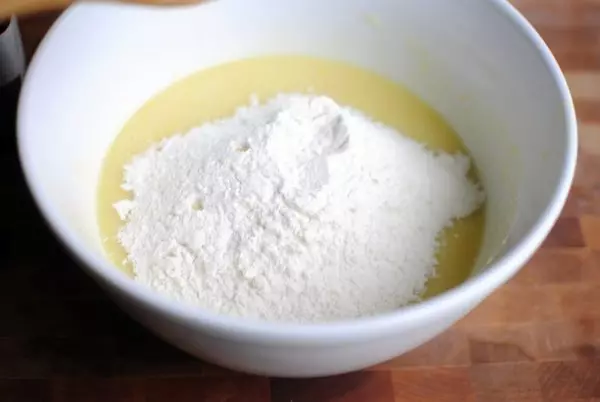 Isingeniso Flour ku-Egg-Ubisi Ingxube