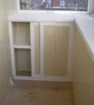 Kabineti nën dritaren me derë