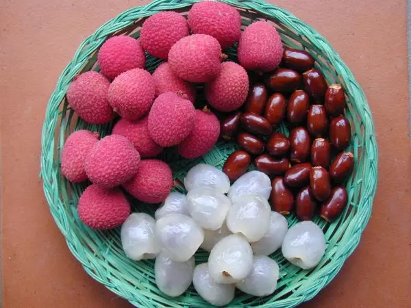 Buong, purified lychee at mga buto sa isang plato
