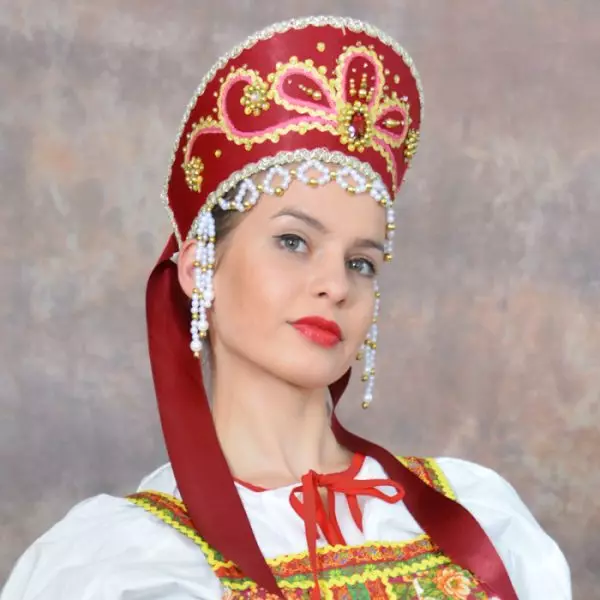 فتاة في غطاء الرأس الروسي القديم