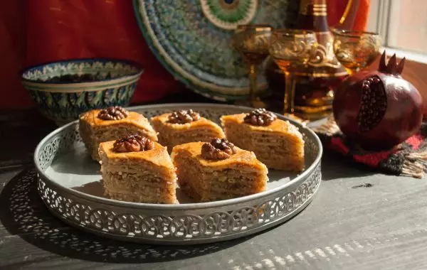 מתכון Patchlava בבית: איך לבשל מתוך מבחן שכבה, כולל דבש, אזרביג'אני, ארמני, טורקית, ארמנית
