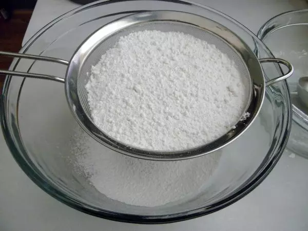 Menyaring tepung melalui saringan