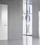 Puertas blancas interiores con superficie reflectante.