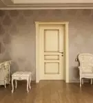 Zkompilované bílé dveře v místnosti