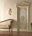 Baltos durys su patina ir modeliais