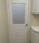 Witte emaille deuren in de badkamer