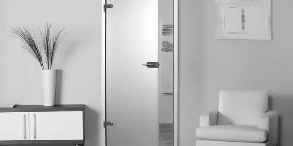 Witte glazen deur