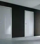 Glossy white doors in the apartment