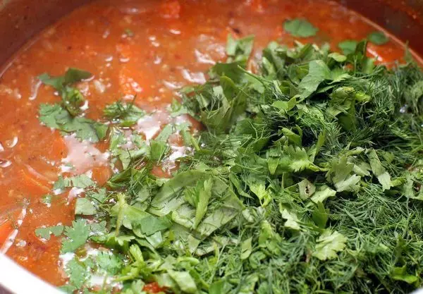 Свежо сецкани зелени во тенџере со супа