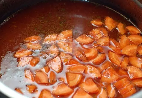 Парчиња моркови во тенџере со супа