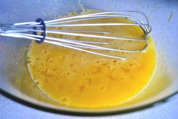 Eier mit Butter und Zucker geschlagen