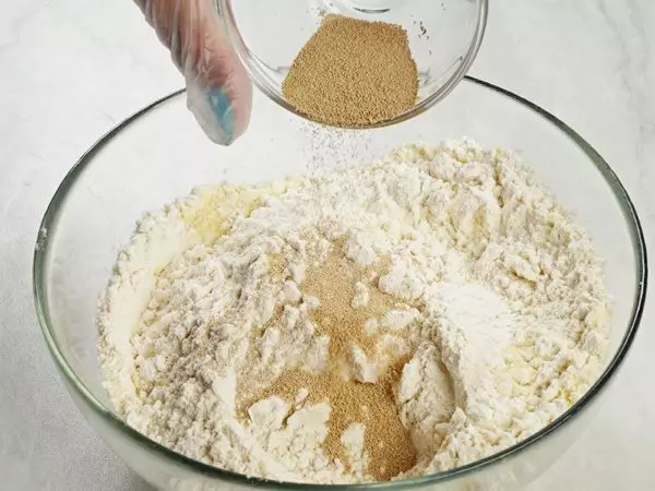 麵粉用粗麵粉，糖和酵母