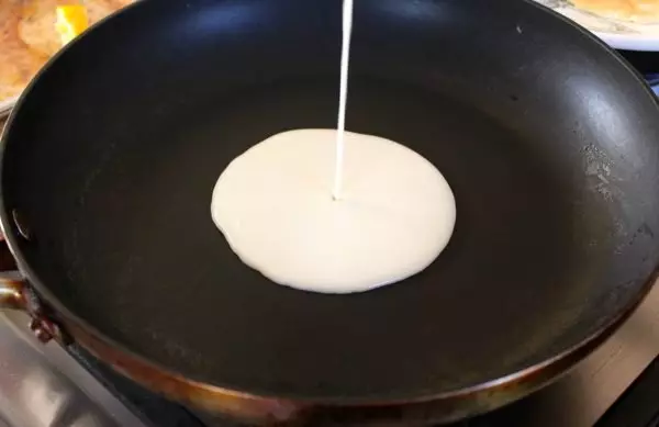Frying mangan pancakes