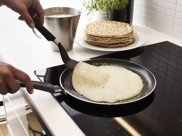 Frying pancakes
