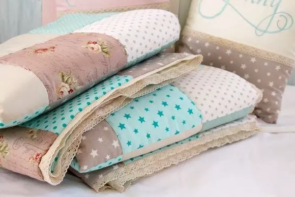 Beige-blue textiles: bedspread, pillows