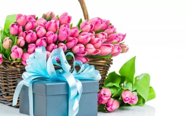 Bouquet sa mga pink nga tulip sa usa ka bukag ug asul nga kahon nga gihigot sa asul nga pana