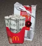 Доларові купюри у фірмовій упаковці Макдональдса