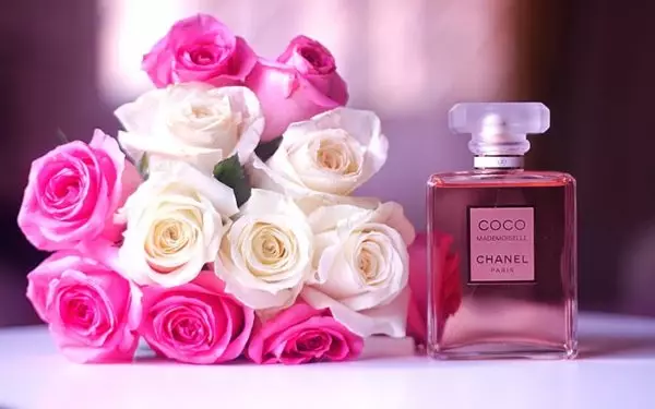 Bouquet mawar putih pink lan botol semangat Chanel Mademoiselle