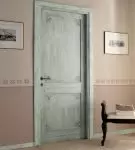 Uși strălucitoare în apartament