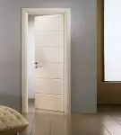 Białe drzwi w nowoczesnym wnętrzu