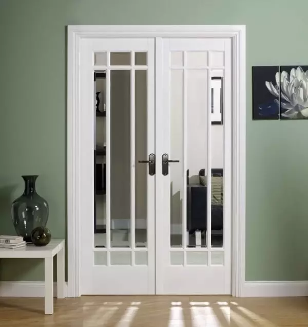 Białe drzwi wewnętrzne ze szkłem